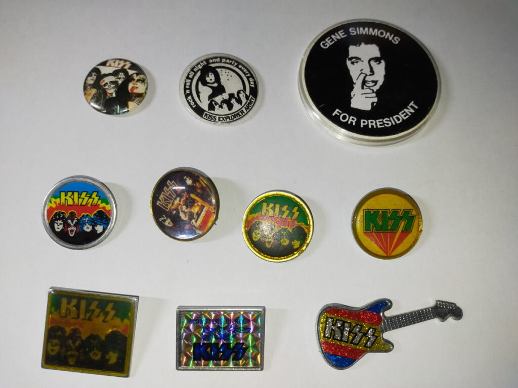 KISS Set of Pins & Buttons (10) – Eulenspiegel's KISS Collector SHOP